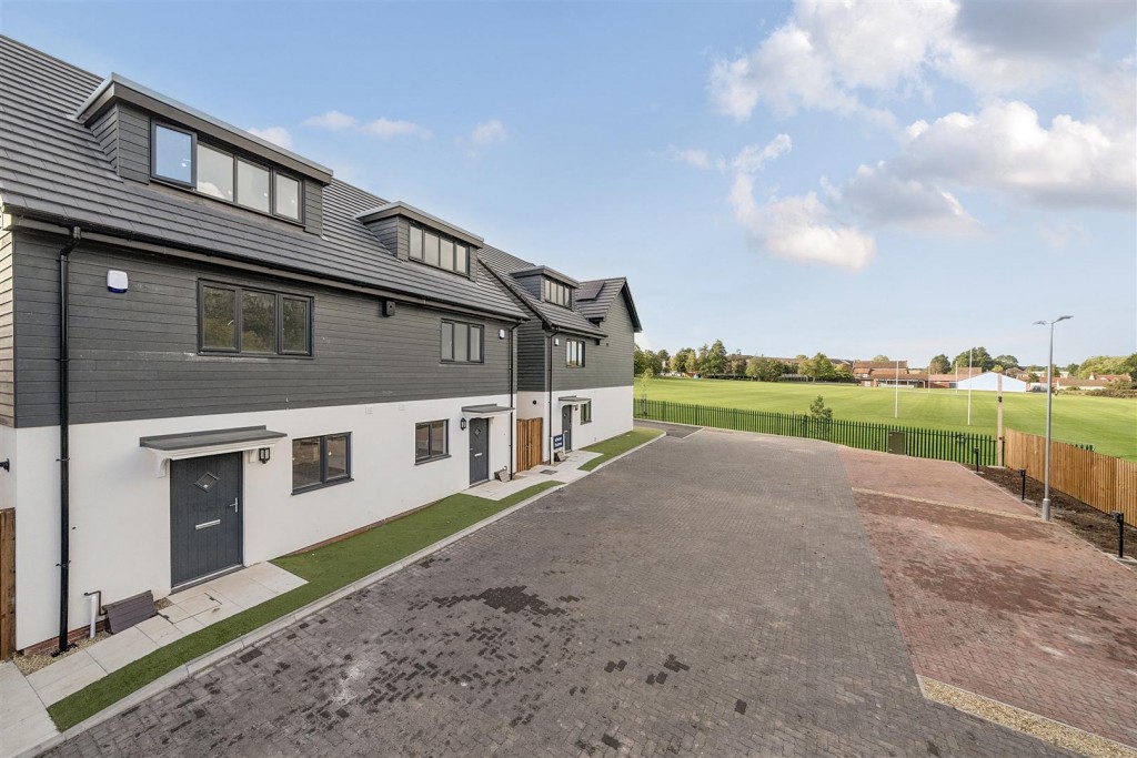 Osbourne Close, Kingswood, 4 bedroom, House - 34189246